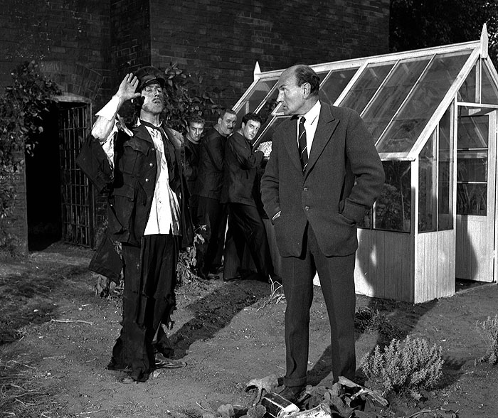 Na každého jednou dojde / Two Way Stretch (1960) | ČSFD.cz